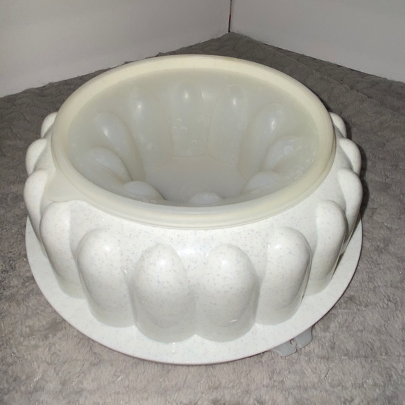 Tupperware | Kitchen | Vtg Tupperware Jello Mold 3 Pieces In Like New ...